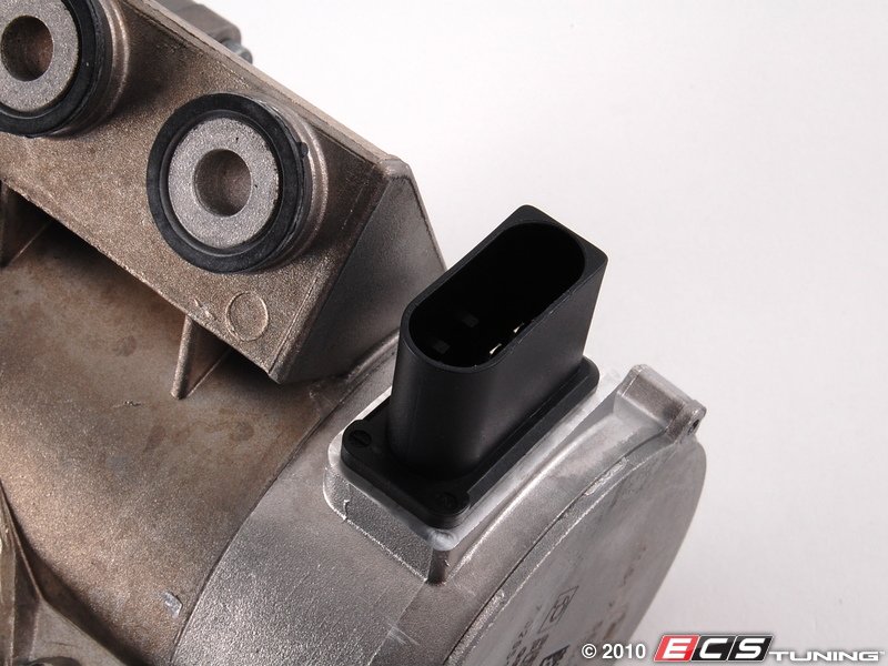 Genuine BMW - 11517586925 - Water Pump (11-51-7-586-925)