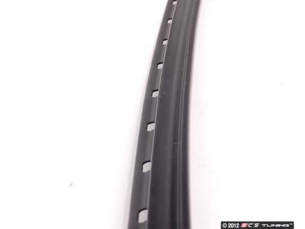 Vaico - 51318159784 - E39 Upper Windshield Sealing Gasket