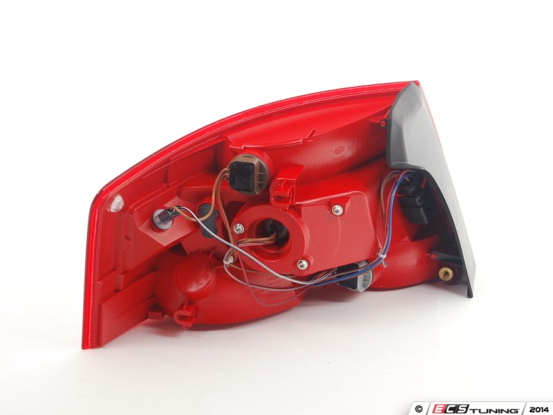 Genuine Volkswagen Audi - 8H0945096E - Tail Light - Right (8H0 945 096 E)